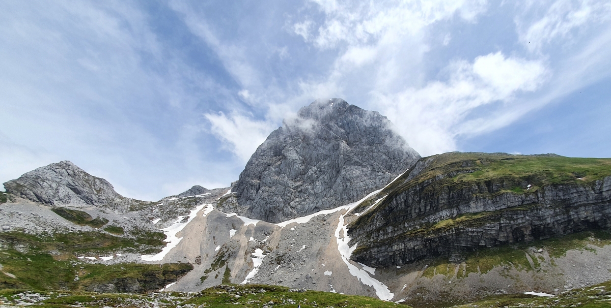 Log pod Mangartom z dvema pridobitvama v 2023, učno potjo na sedlu in e-kombijem v vasi ...