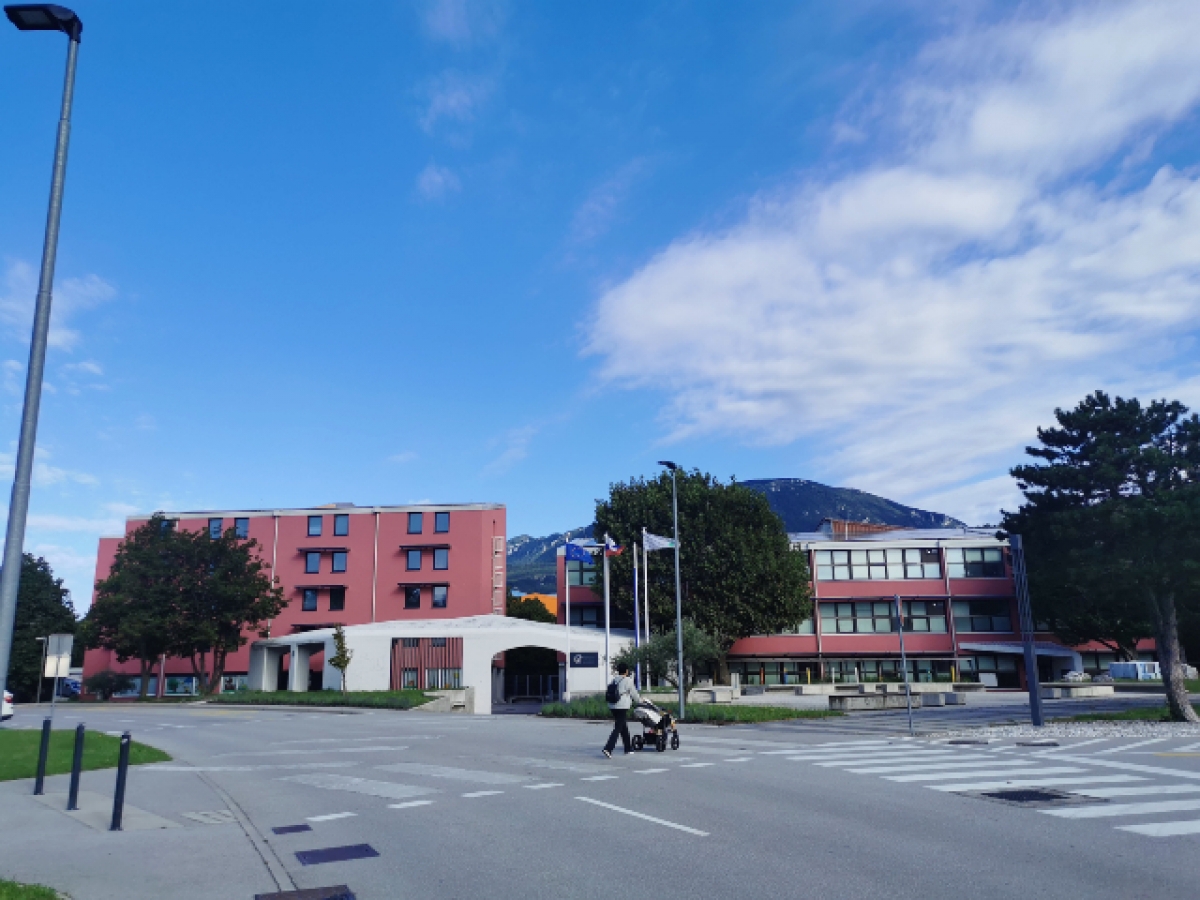 CELOVITA PRENOVA ŠOLSKE KUHINJE NA SREDNJI ŠOLI VENO PILON - Primorski ...