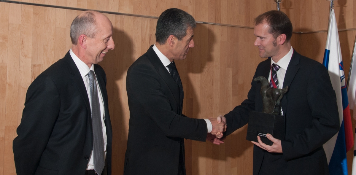 KOLEKTORJEV MANAGER LETA JE FRANK STARK - Primorski val - Radio Odmev ...