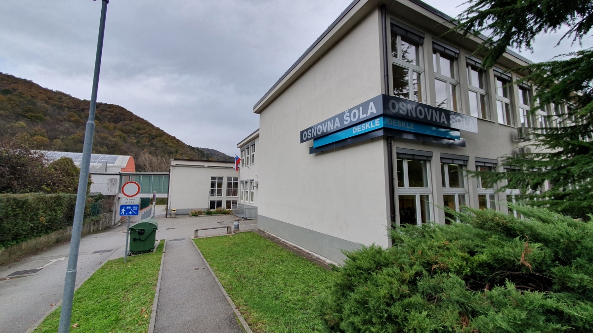 V Desklah danes obeležujejo 60. obletnico OŠ Deskle - Primorski val ...