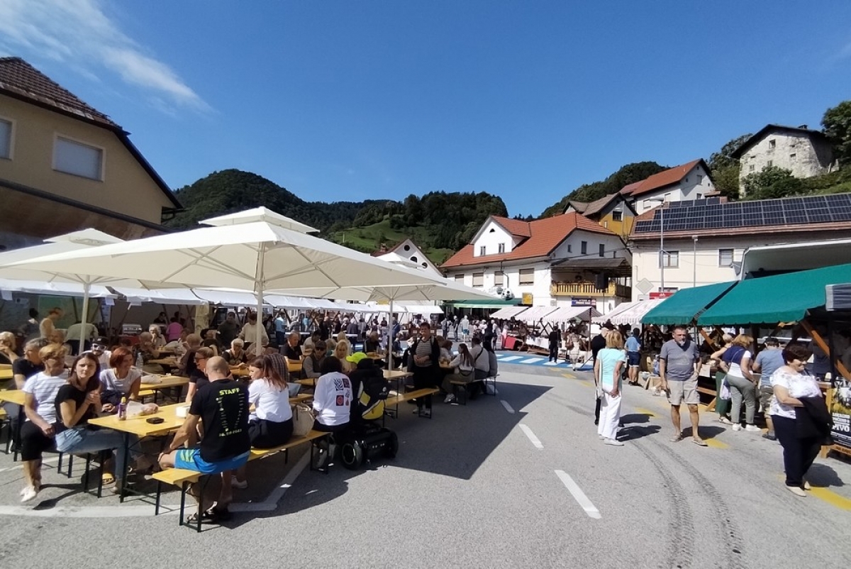 Primorski val med pajtičkami, predicami in glasbeniki - Primorski val ...